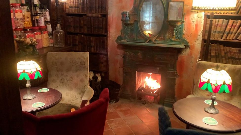 24-hour pub crawl: St Neots man 'sets new world record' - BBC News