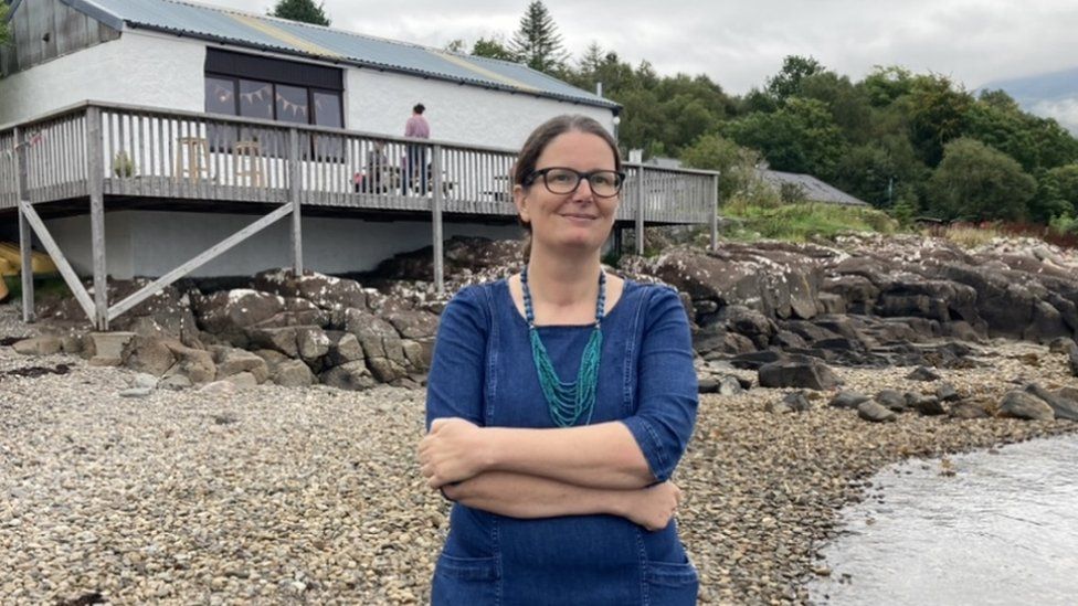 Community in race to buy remotest mainland pub - BBC News