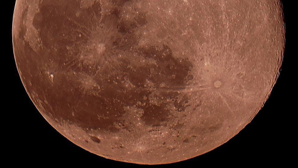 Strawberry Moon rises over Yorkshire and Lincolnshire - BBC News