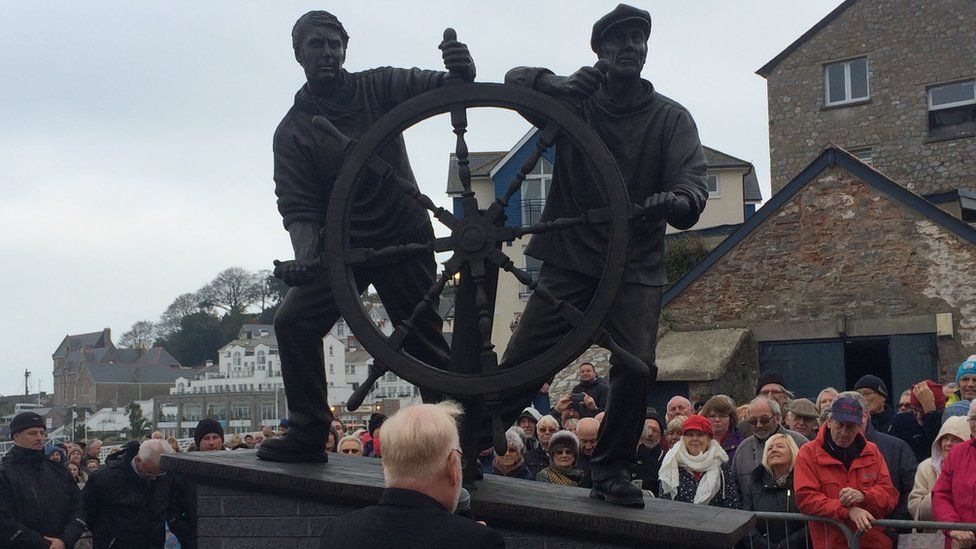Brixham honours fishermen lost at sea - BBC News