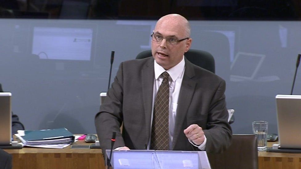 Bwlio: Dim ymchwiliad pwyllgor Cynulliad i Carwyn Jones - BBC Cymru Fyw