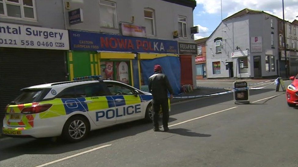 Boy, 17, dies after knife attack chase in Smethwick - BBC News
