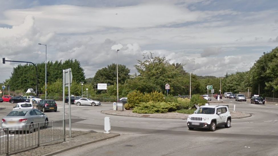Woman, 89, dies following three-car crash in Aberdeen - BBC News