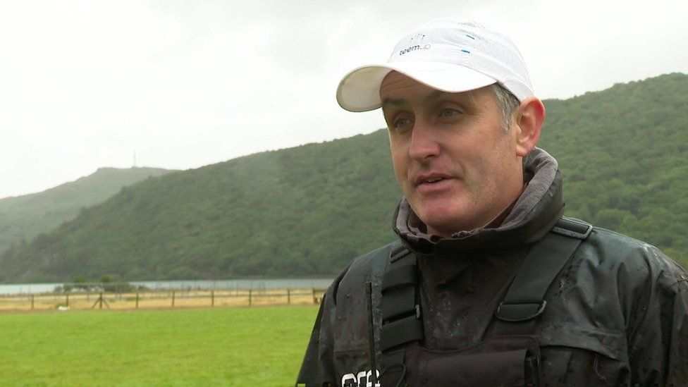 Cwtogi hyd Ras yr Wyddfa oherwydd y tywydd - BBC Cymru Fyw