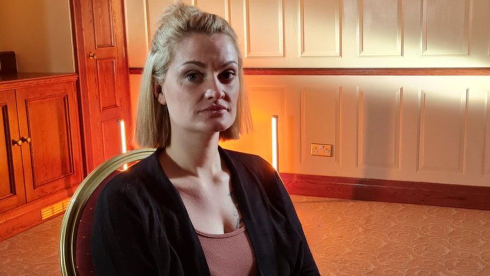 Cartref plant yn gwadu bod 'elw yn bwysicach na gofal' - BBC Cymru Fyw