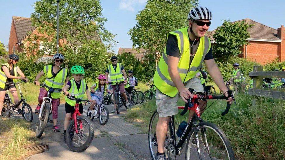 Make A Difference Awards: Coventry's community heroes honoured - BBC News
