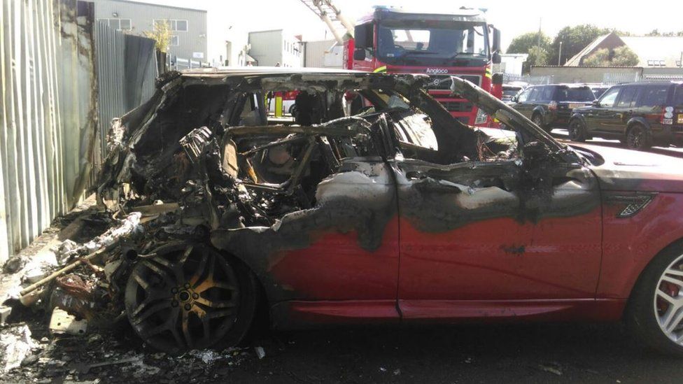 Large fire breaks out at Lye recycling yard - BBC News
