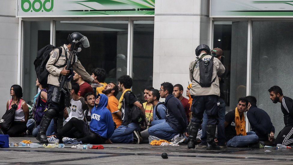 In pictures: Venezuela opposition step up protests - BBC News