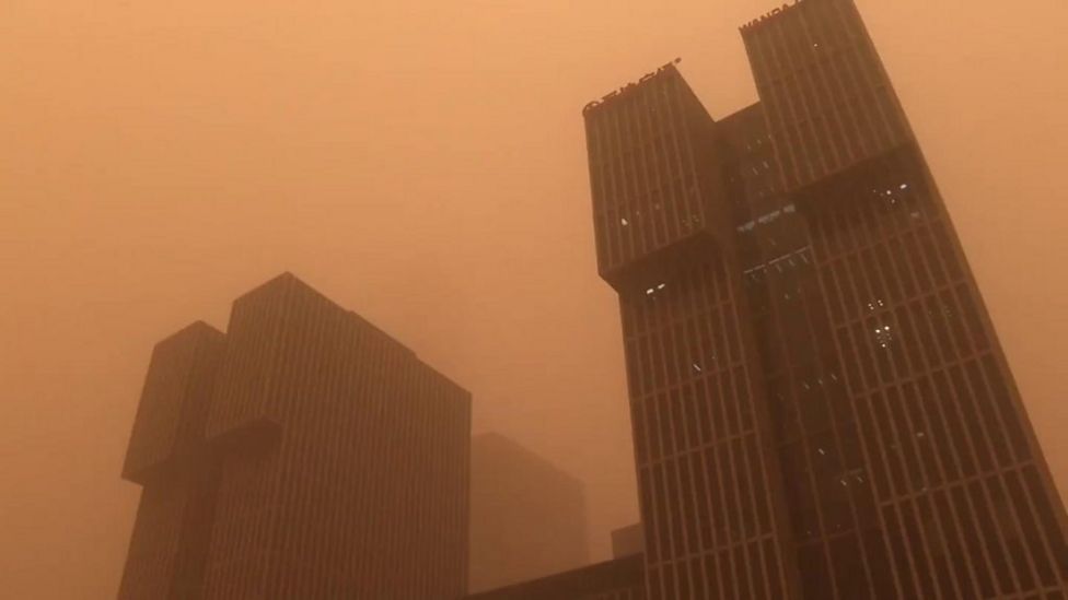Apocalyptic skies as Beijing hit by worst sandstorm in a decade - BBC News