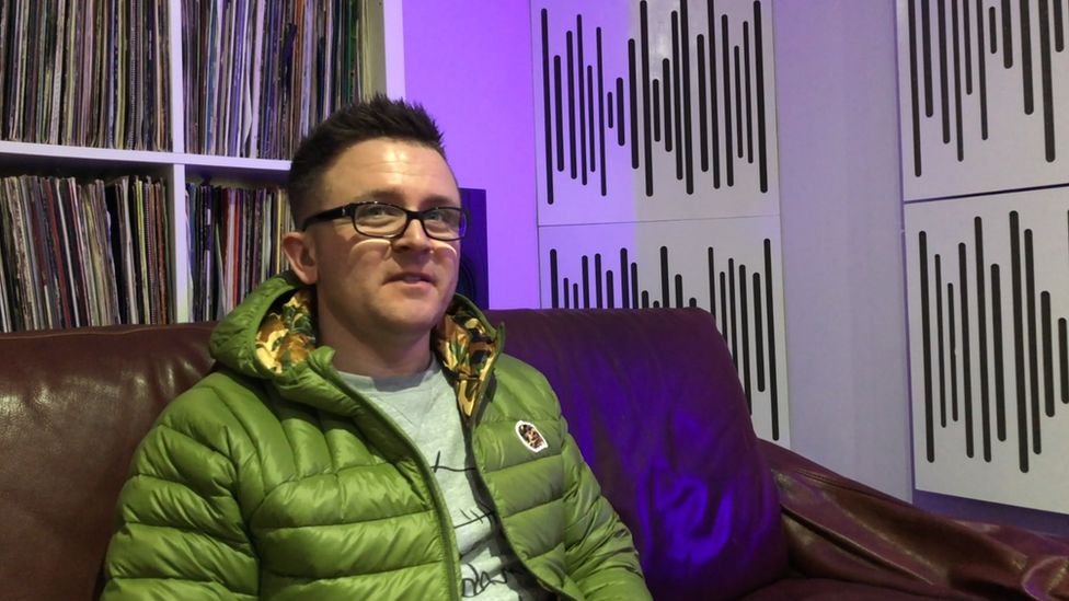 'I am a DJ who just happens to be deaf' - BBC News