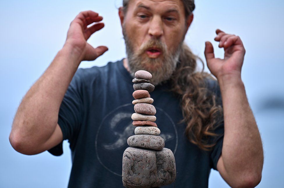 Stone stackers pile up in Dunbar for European championships - BBC News