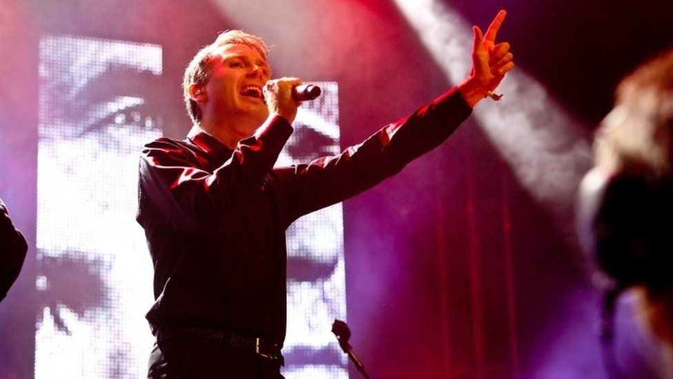 Greg Gilbert lead singer of Delays remembered by music world - BBC News