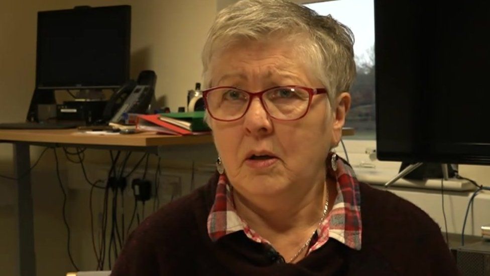 Galw am adolygiad o wasanaeth fasgwlar newydd - BBC Cymru Fyw