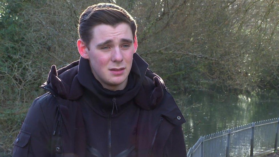 Cyfnod mewn academi bêl-droed yn 'uffern ar y ddaear' - BBC Cymru Fyw