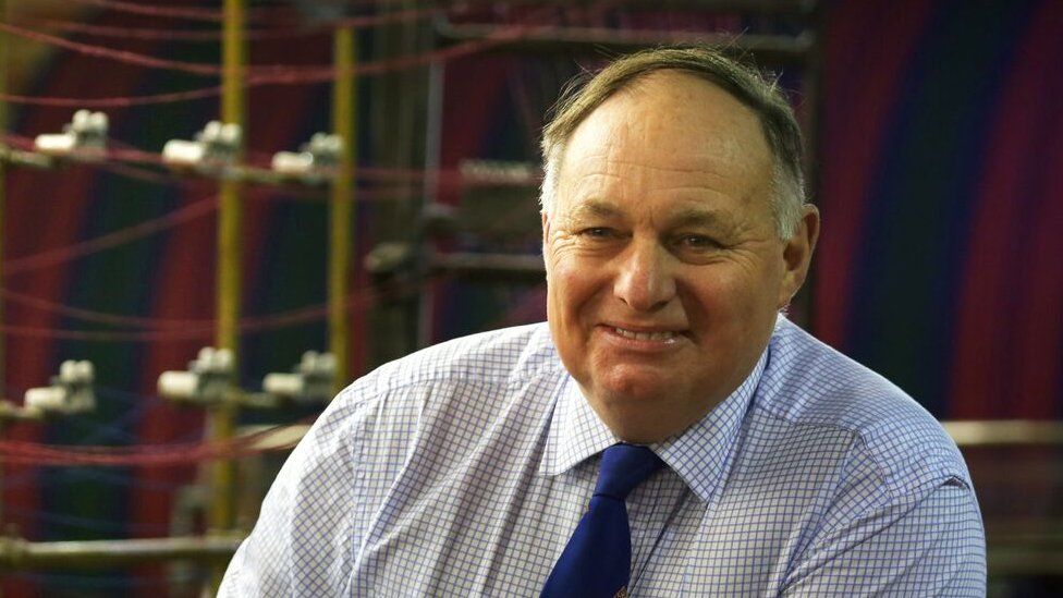 Youth hostels chief to step down - BBC News