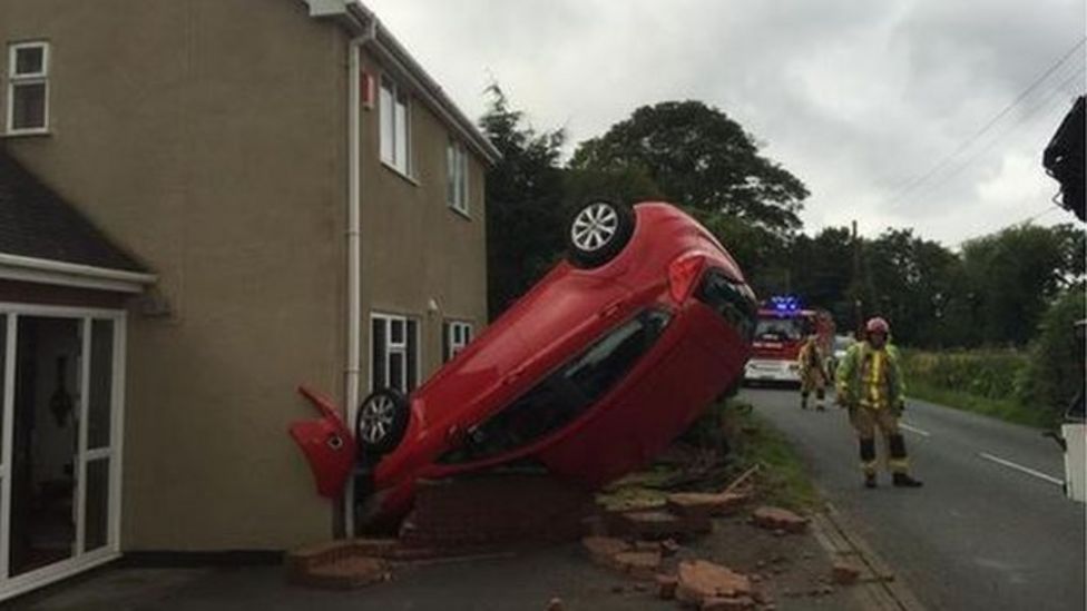 Car crashes through supermarket doors in Derbyshire - BBC News