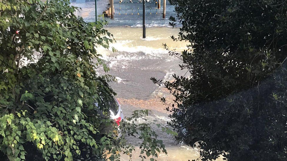 Hackney Council criticise Thames Water over repeated floods - BBC News