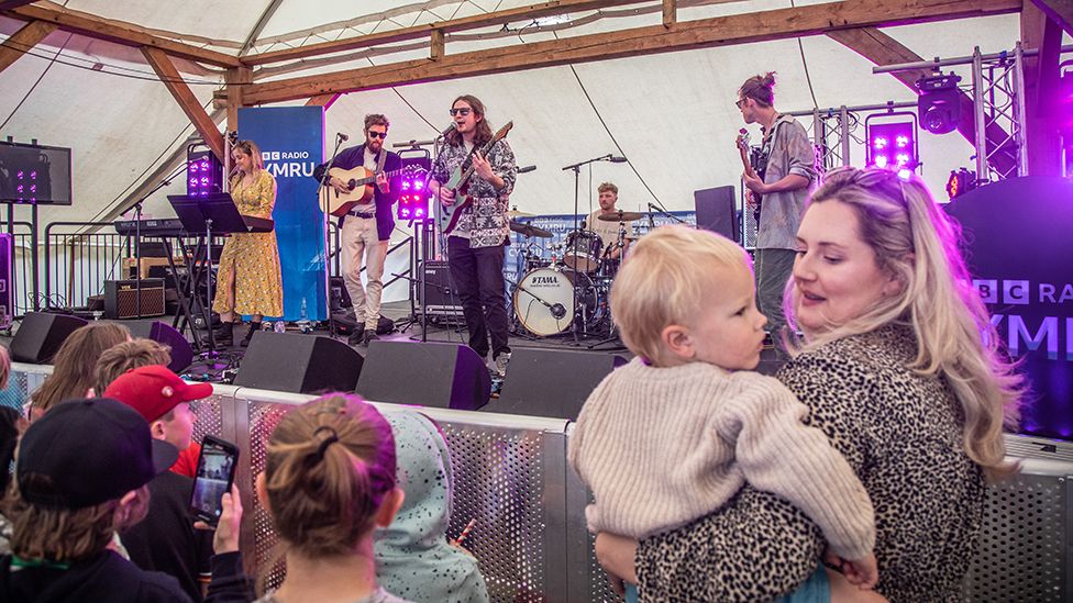 Oriel: Gŵyl Triban, Eisteddfod Sir Ddinbych - BBC Cymru Fyw