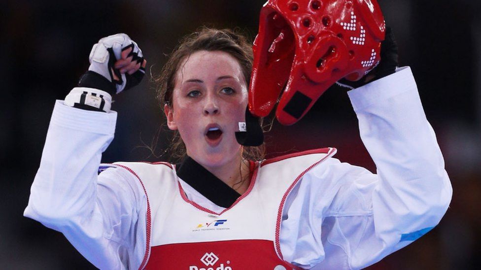 'Inspirational' Bethan Owen, 12, runs karate club - BBC News