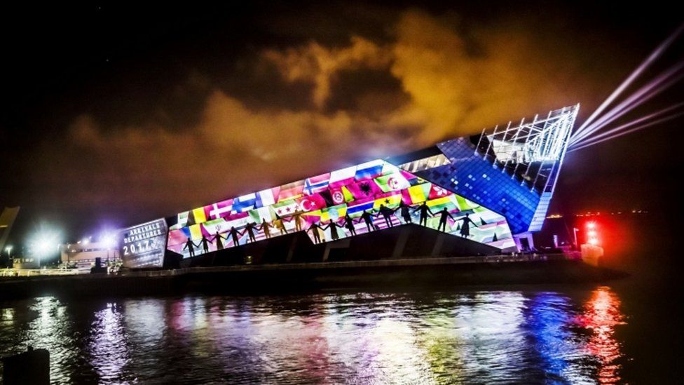 UK City of Culture: Fireworks and projections start Hull 2017 - BBC News