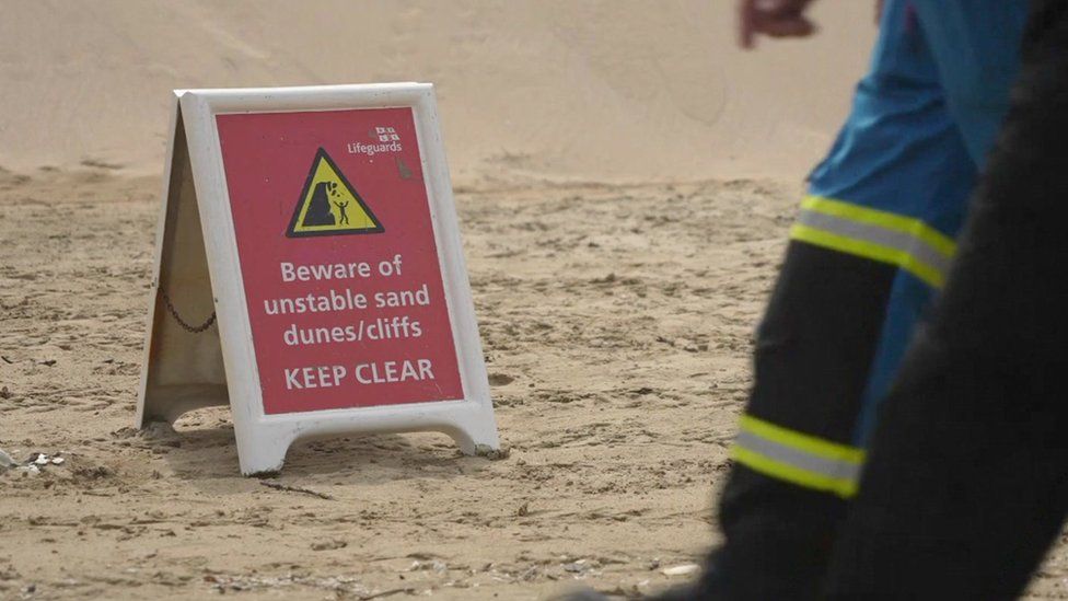 Warning to Crantock beachgoers over 'sheer cliff' of sand - BBC News
