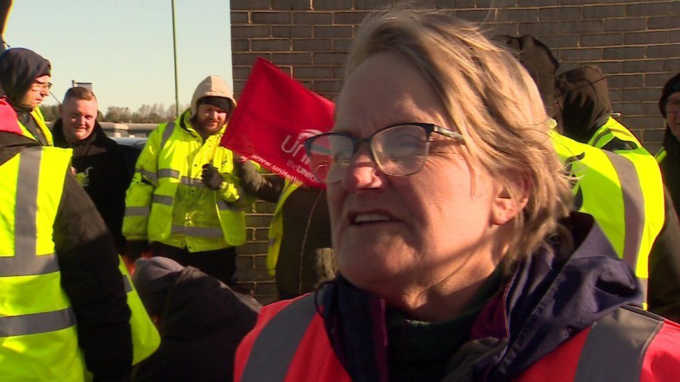Go North East bus firm accuses Unite union of U-turn on pay deal - BBC News