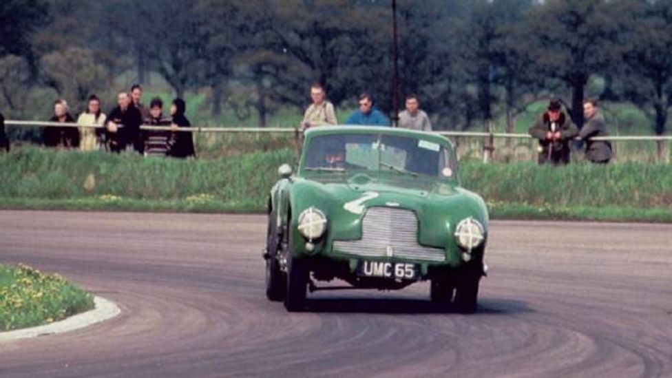 Pc Jon Henry: Street memorial for murdered officer - BBC News
