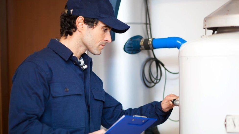 Typical Scottish worker's pay tops England for first time - BBC News