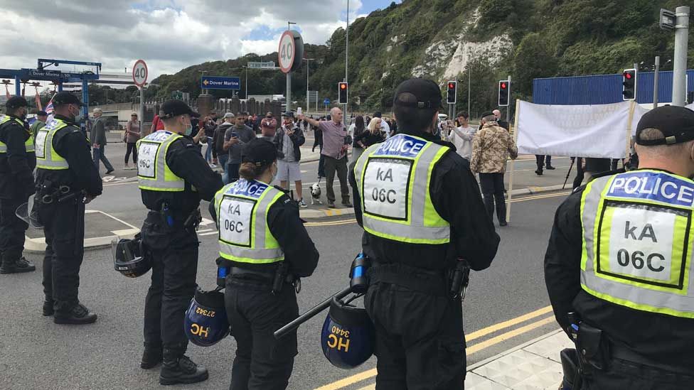Dover immigration protesters and police clash at port - BBC News