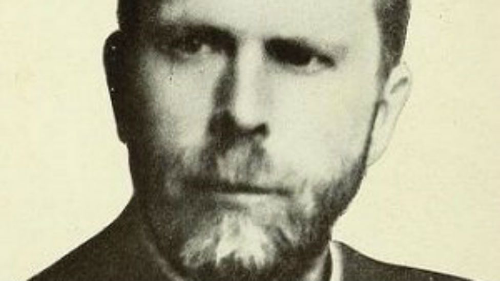 'Extinct' flower found near Peak District walking route - BBC News