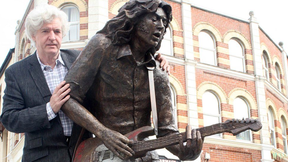 Rory Gallagher: Belfast statue of rock legend gets approval - BBC News