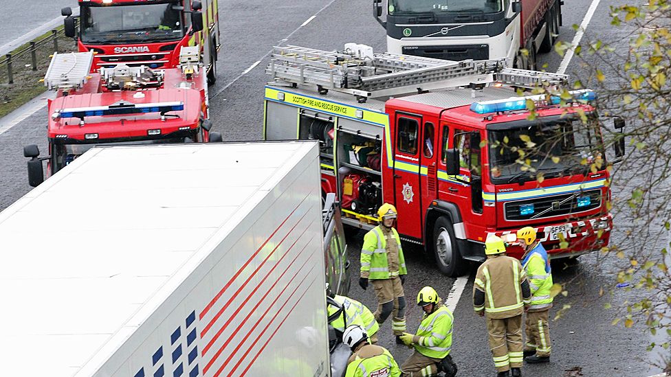A74(M) crashes: Lorry driver dies and man in critical condition - BBC News