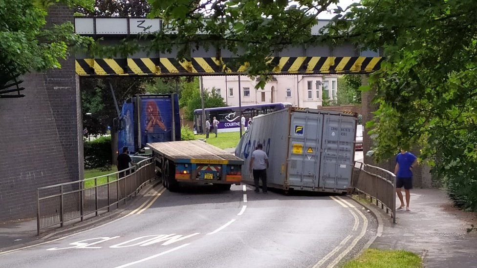 Lorry hit railway bridge 'like thunder' in Maidenhead - BBC News