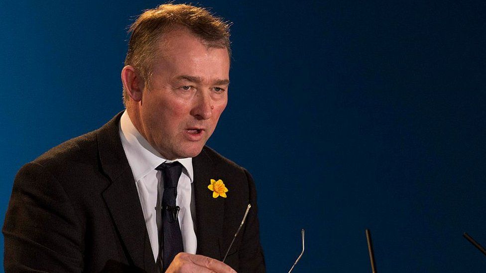 Simon Hart eisiau 'perthynas bositif' â Llywodraeth Cymru - BBC Cymru Fyw