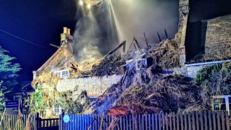 Fire rips through Isle of Wight thatched cottage - BBC News