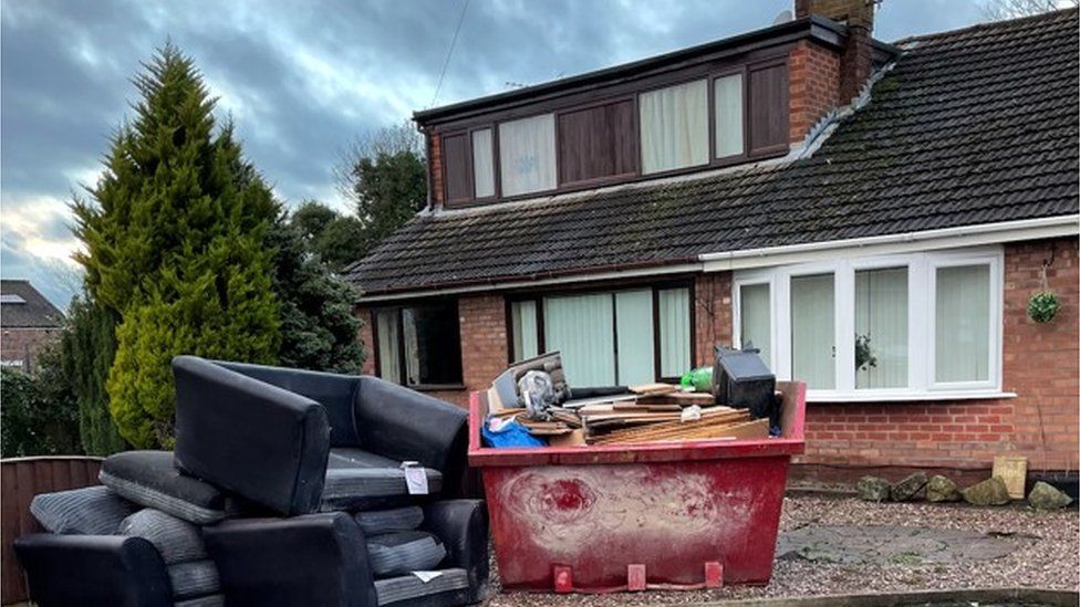 Warrington couple call for better flooding support - BBC News