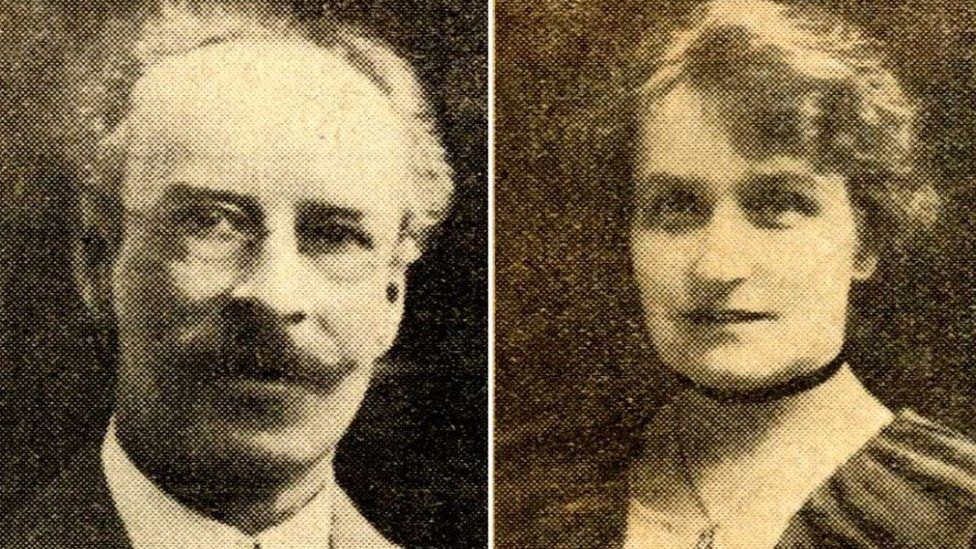 Murdered Reading tobacconist's family welcome new play - BBC News