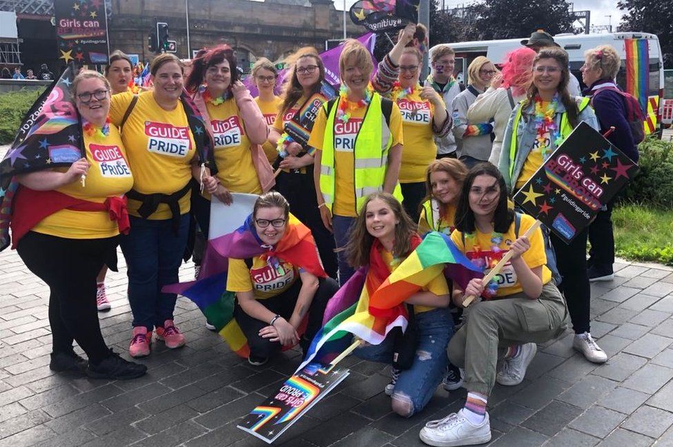 More than 9,000 join Pride Glasgow march - BBC News