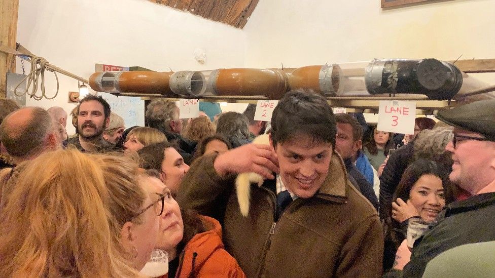 Ferret racing draws record crowd in Yorkshire Dales pub - BBC News