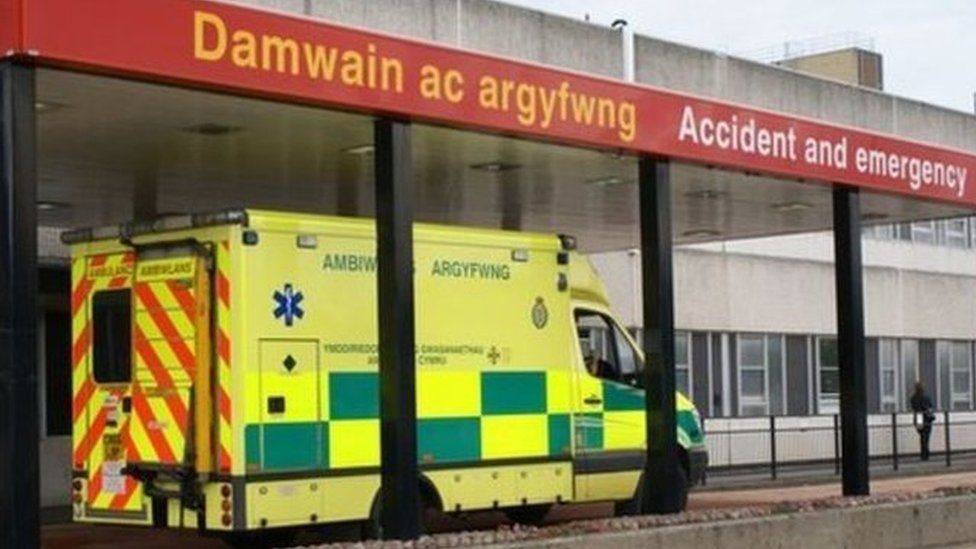 Adrannau brys: Mwy yn aros dros 12 awr ym mis Hydref - BBC Cymru Fyw