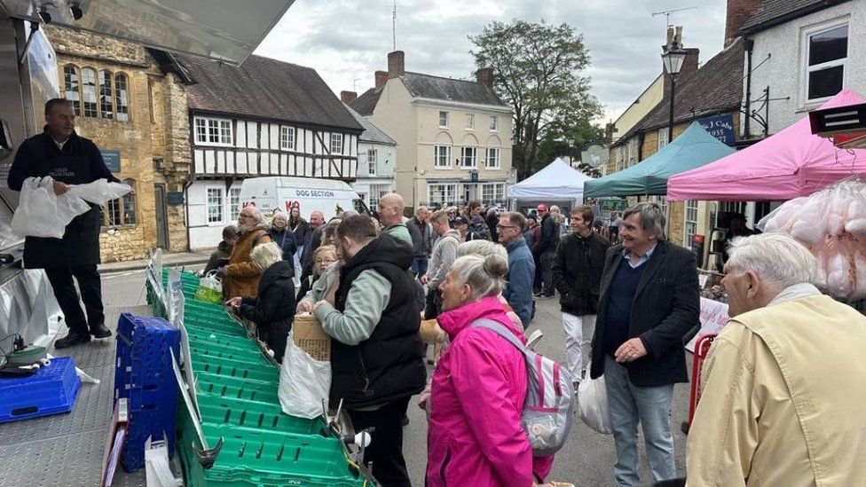 Sherborne's Pack Monday Fair attracts thousands - BBC News