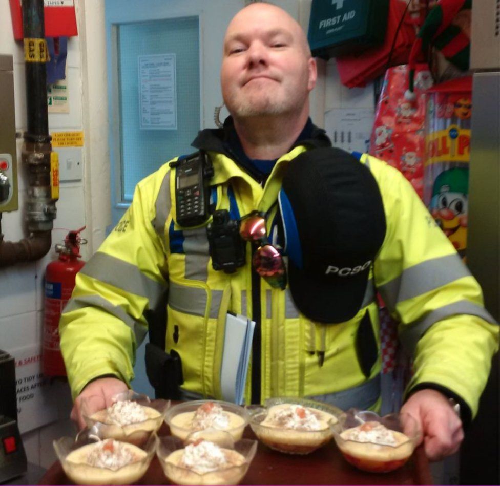 Cupid cop helps elderly man make Valentine's card - BBC News