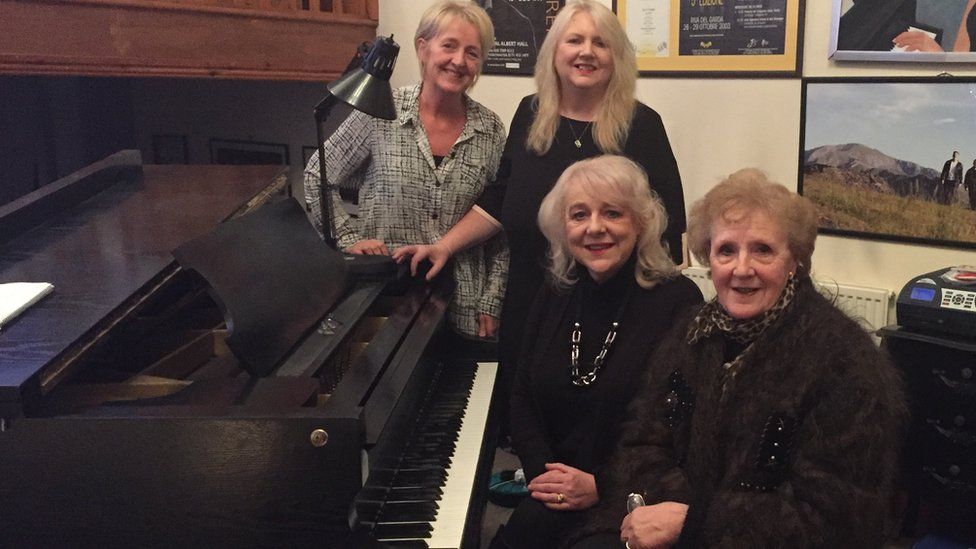 Annette Bryn Parri - ei gyrfa a'i bywyd - BBC Cymru Fyw