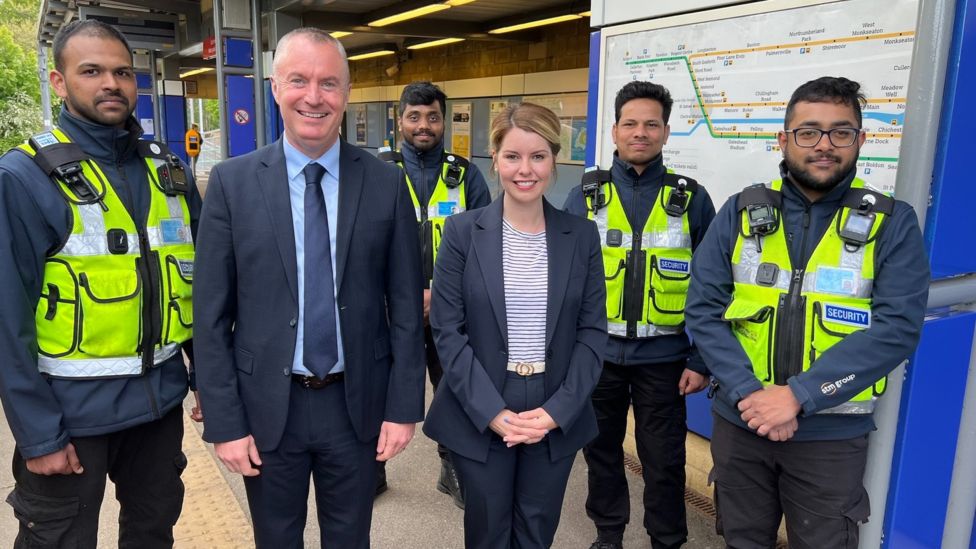 Metro train window forced out in Seaburn - BBC News