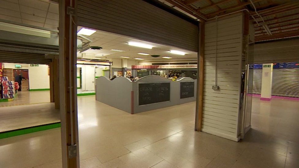 Nottingham traders waiting over indoor market's future - BBC News