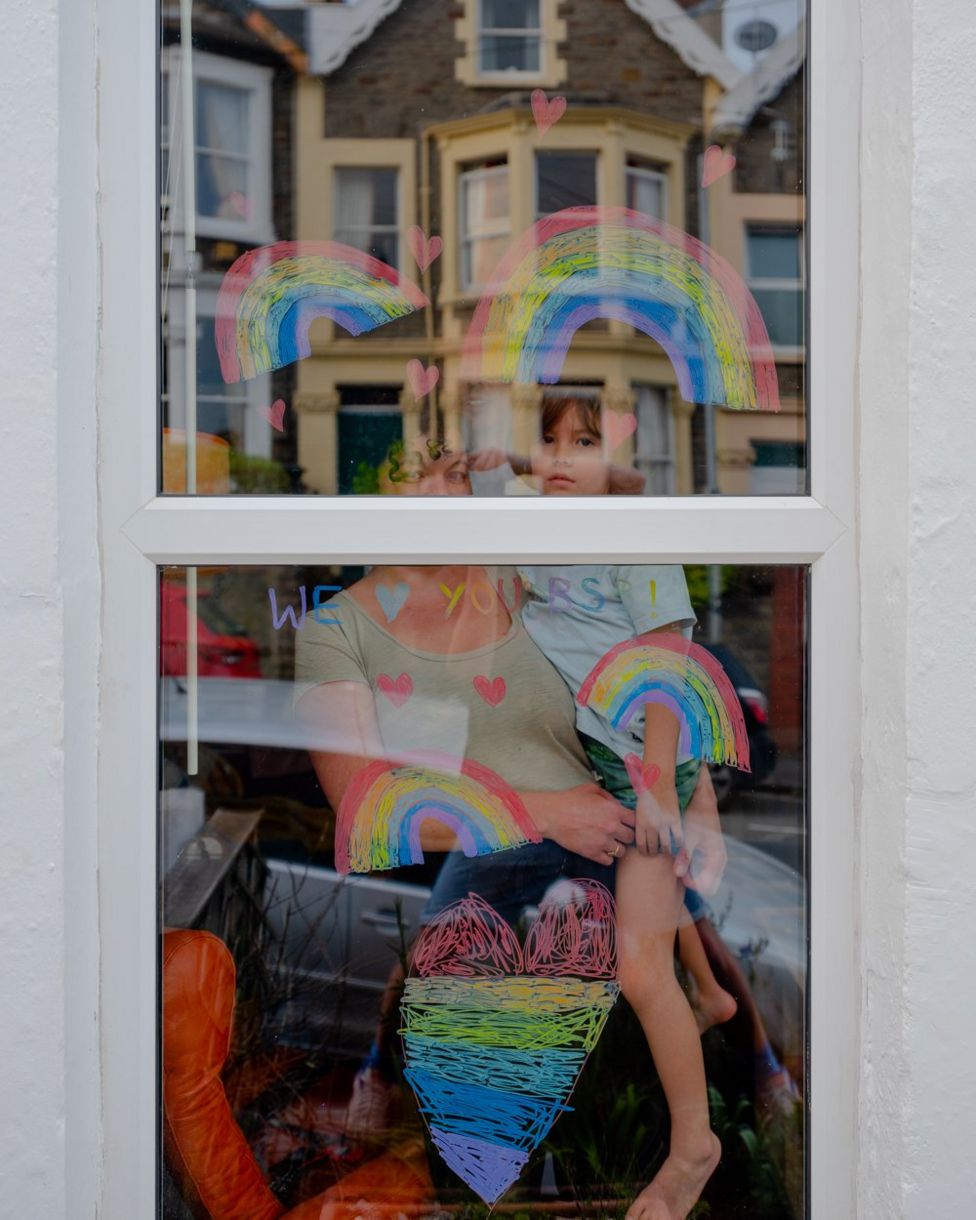 Coronavirus: Rainbow portraits thank the NHS - BBC News