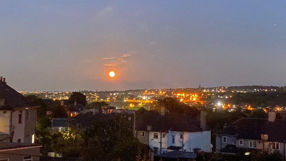 Strawberry Moon rises over Yorkshire and Lincolnshire - BBC News