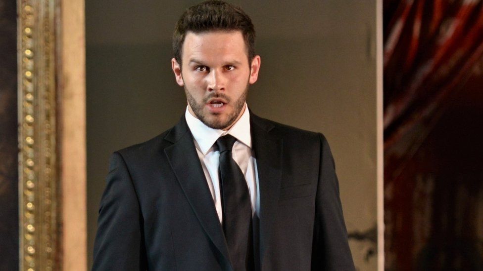 'Cwympo fel dominos': Perfformwyr yn y pandemig - BBC Cymru Fyw