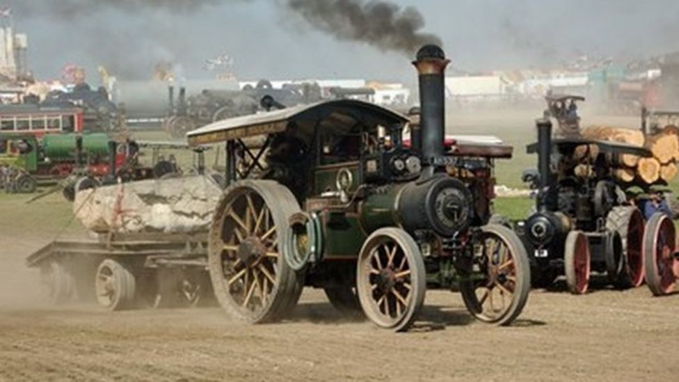 Steam engine begins epic journey to Dorset fair - BBC News