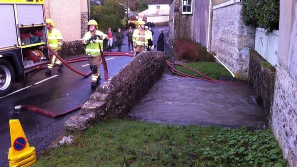 Listed Charminster bridge rebuilt to prevent flooding - BBC News